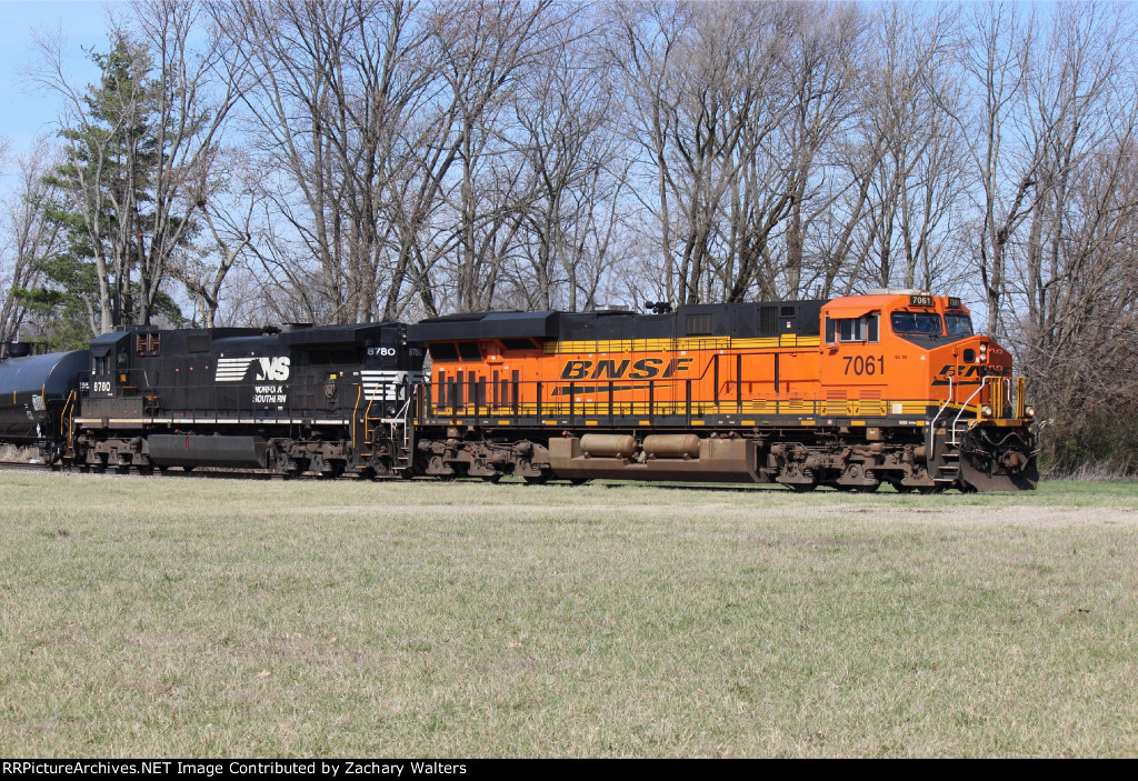 BNSF 7061 NS 8780